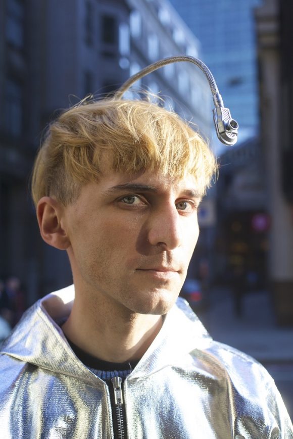 Neil Harbisson, primeiro ciborgue oficialmente reconhecido no mundo ...